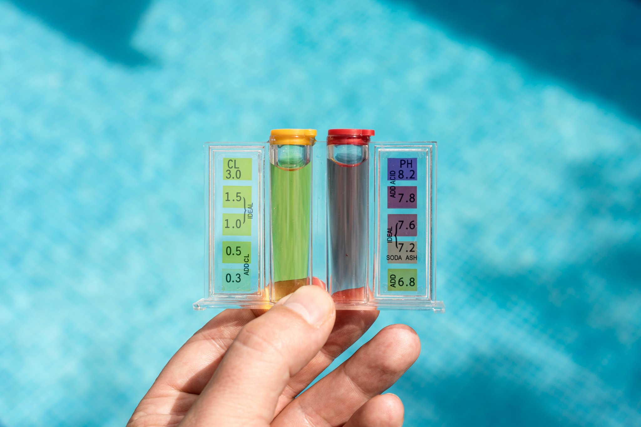 Tratamiento químico con cloro en piscinas. Te contamos cómo hacerlo.